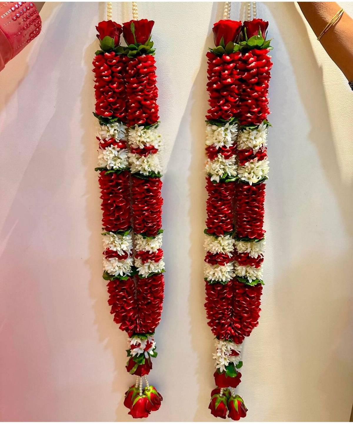 Top 10 Trending Varmala Designs for Brides and Grooms 2024